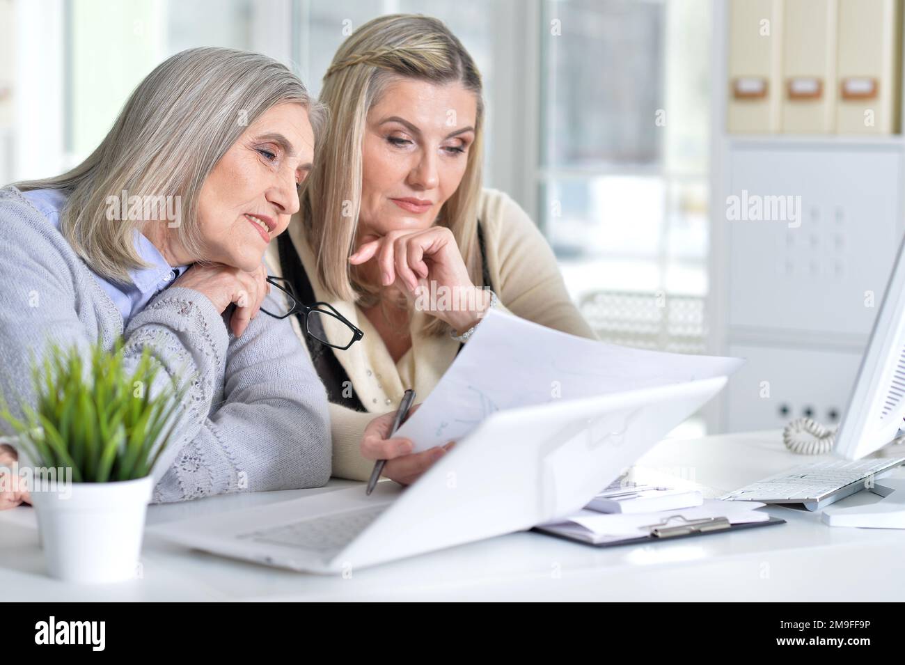 Two ladies working in office hi-res stock photography and images - Alamy