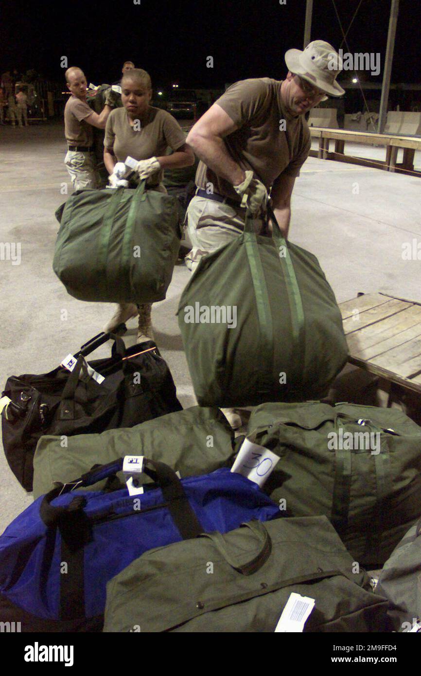 US Air Force personnel of the 363rd Expeditionary Wing, Prince Sultan ...