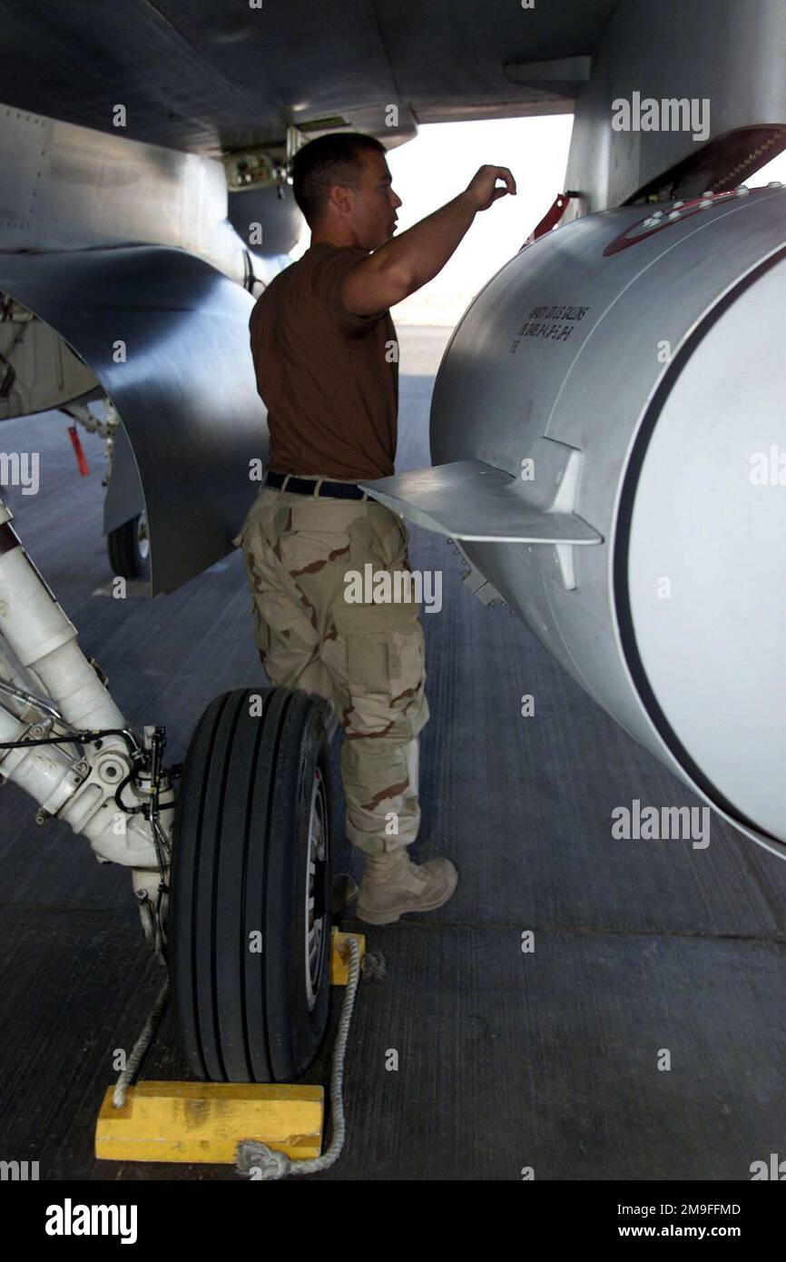 US Air Force SENIOR AIRMAN Raymond Diaz-Rios, a crew chief from the ...