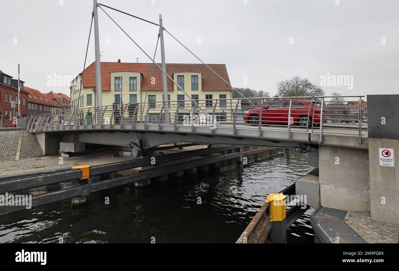 Malchow, Germany. 29th Nov, 2022. A car drives over the swing bridge in ...