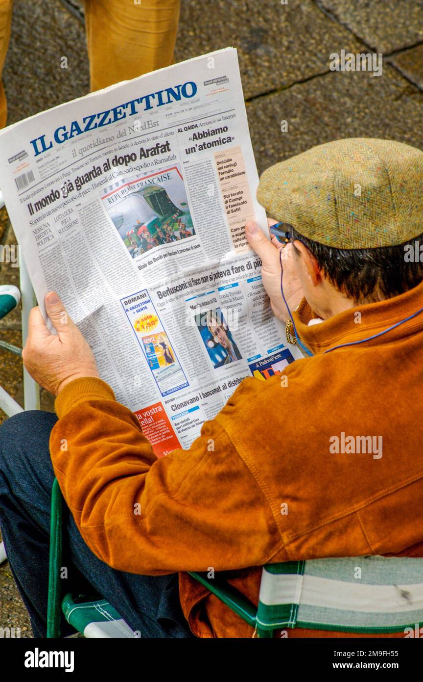 Italian Man reading IL Gazzettino newspaper Stock Photo - Alamy