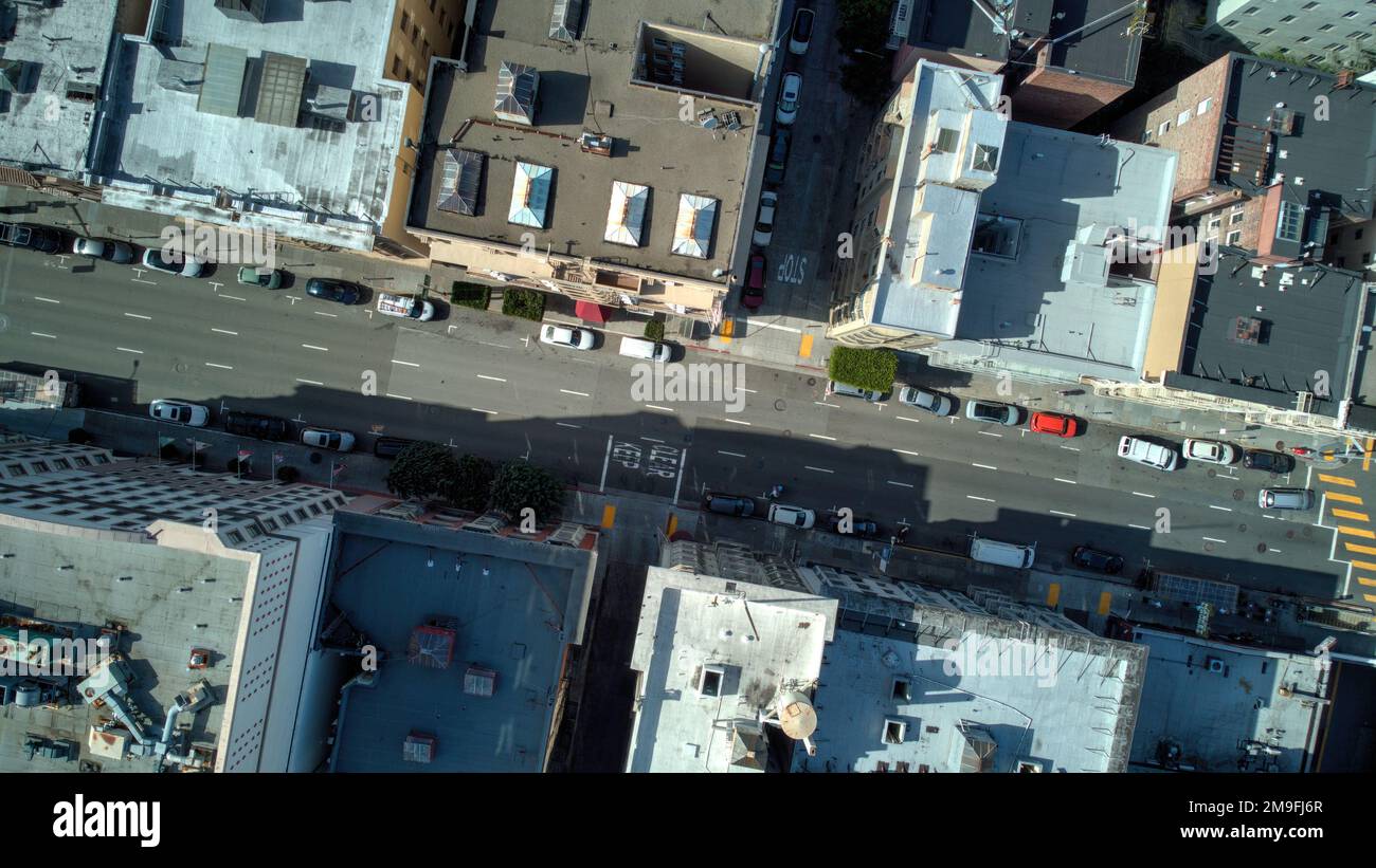 Long line of parked cars hi-res stock photography and images - Alamy