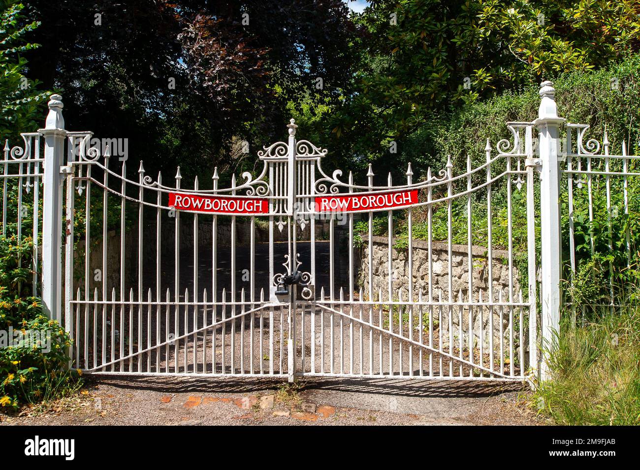 Cookham, Berkshire, UK. 26th June, 2022. Ornate gates to Rowborough in ...