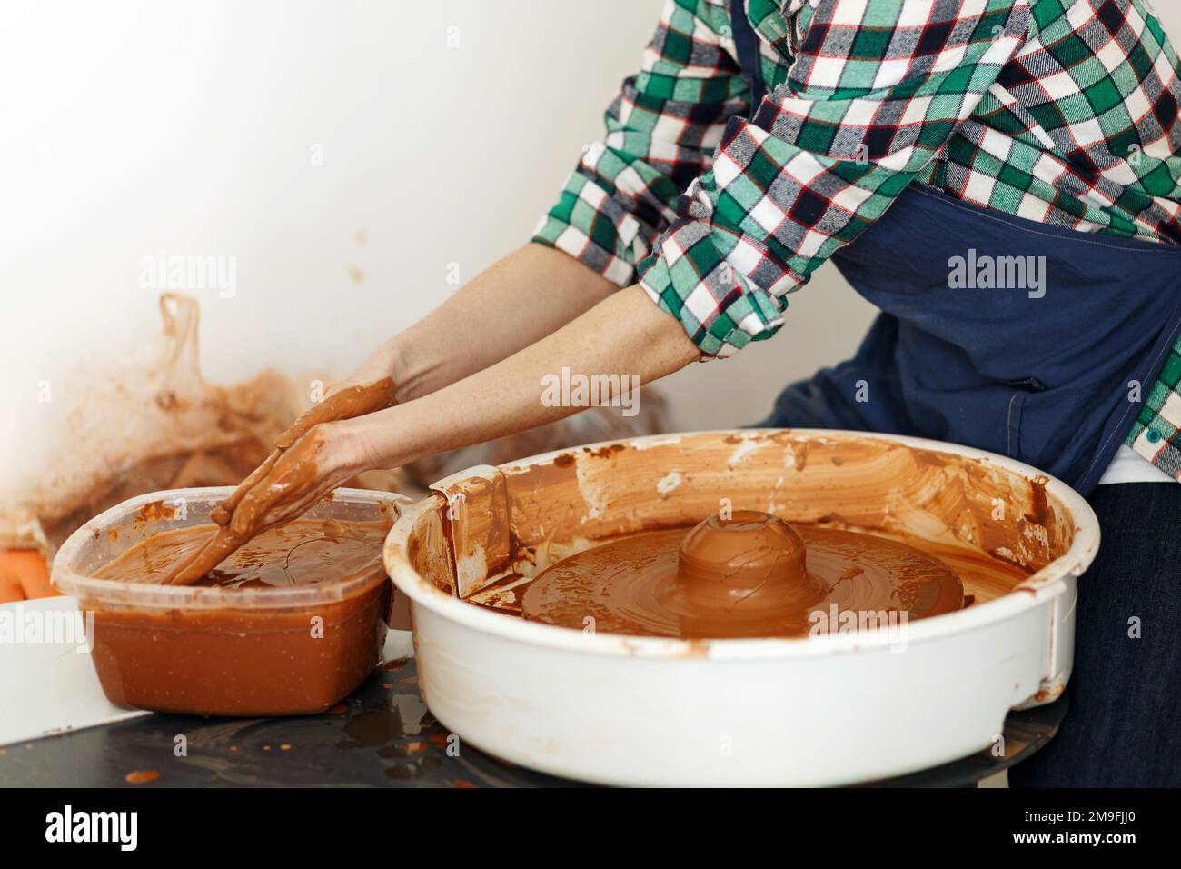 Clay pot maker hi-res stock photography and images - Alamy