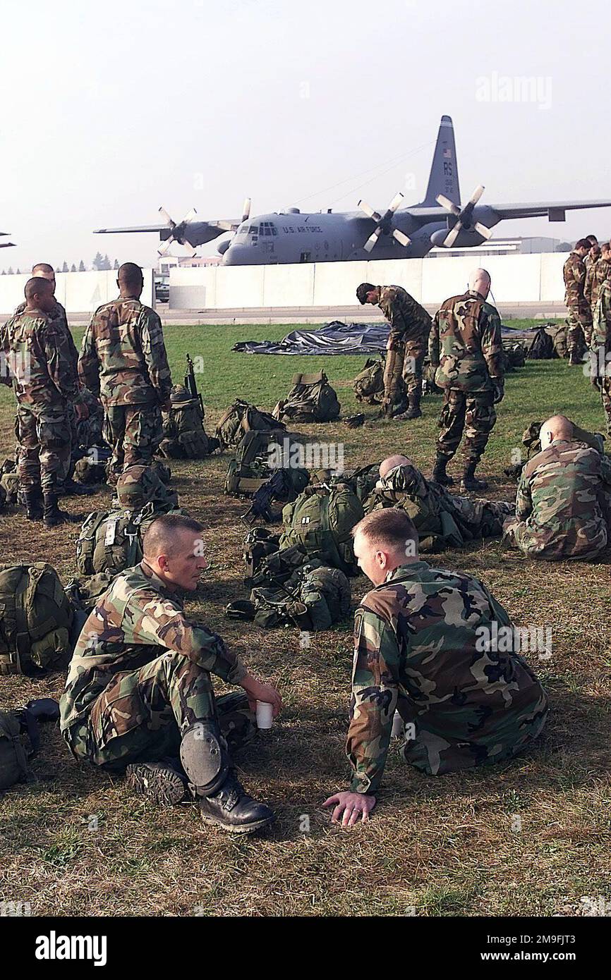 US Army Soldiers from the Delta Battery 319TH Airborne Unit, Vicenza ...