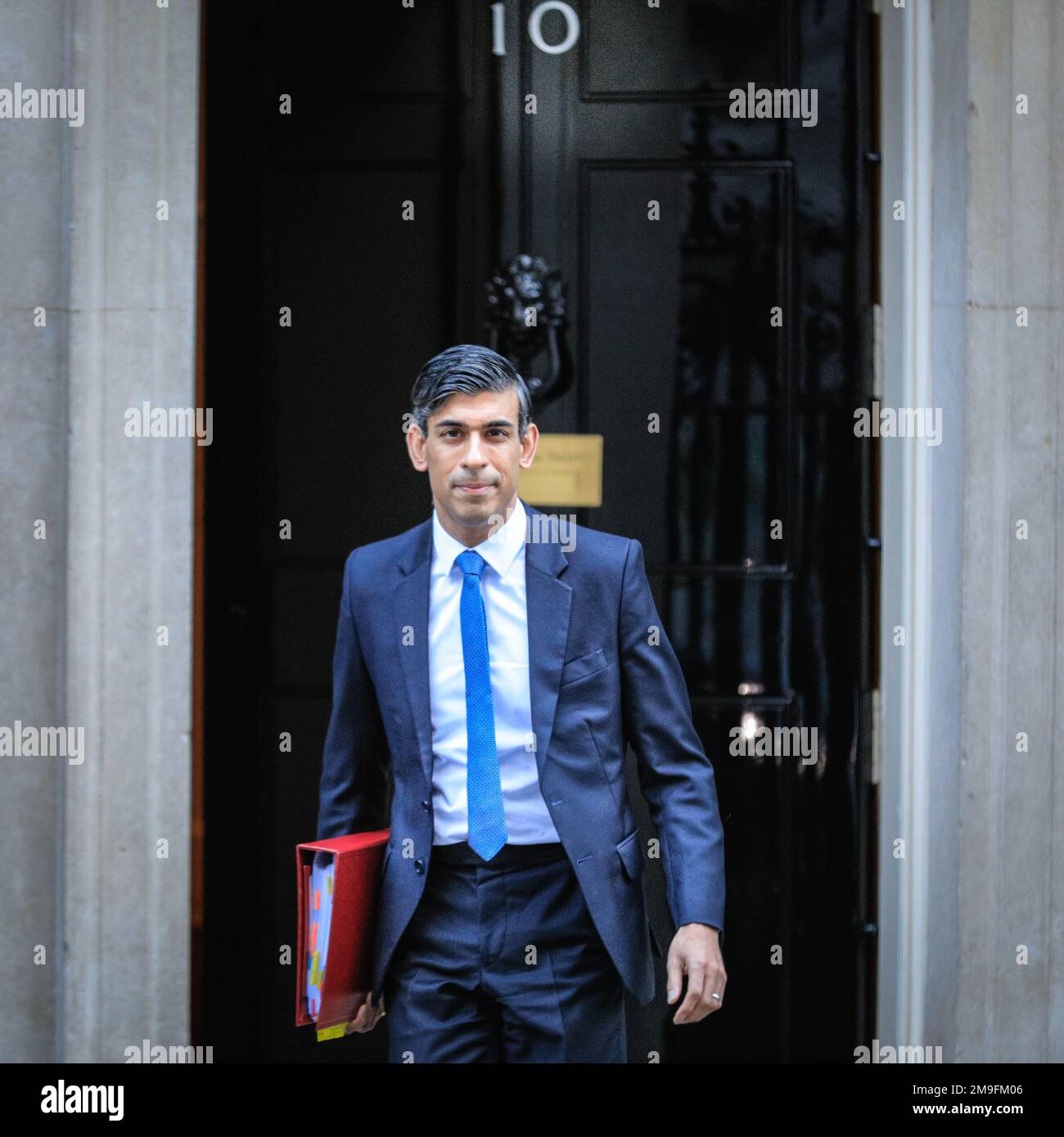 Rishi sunak smiling looking at camera hi-res stock photography and ...