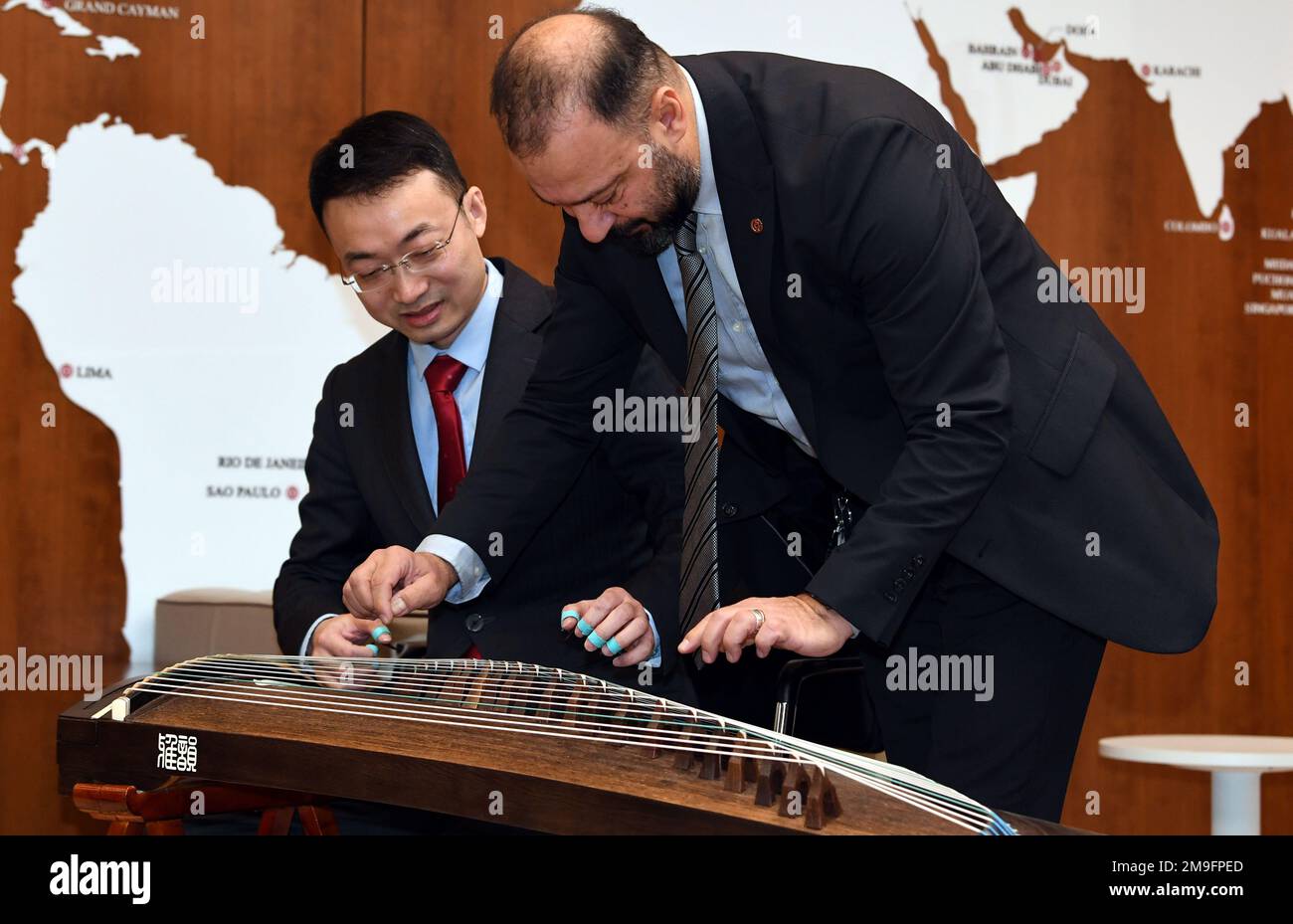 (230118) -- ISTANBUL, Jan. 18, 2023 (Xinhua) -- Zhang Wei (L), a ...