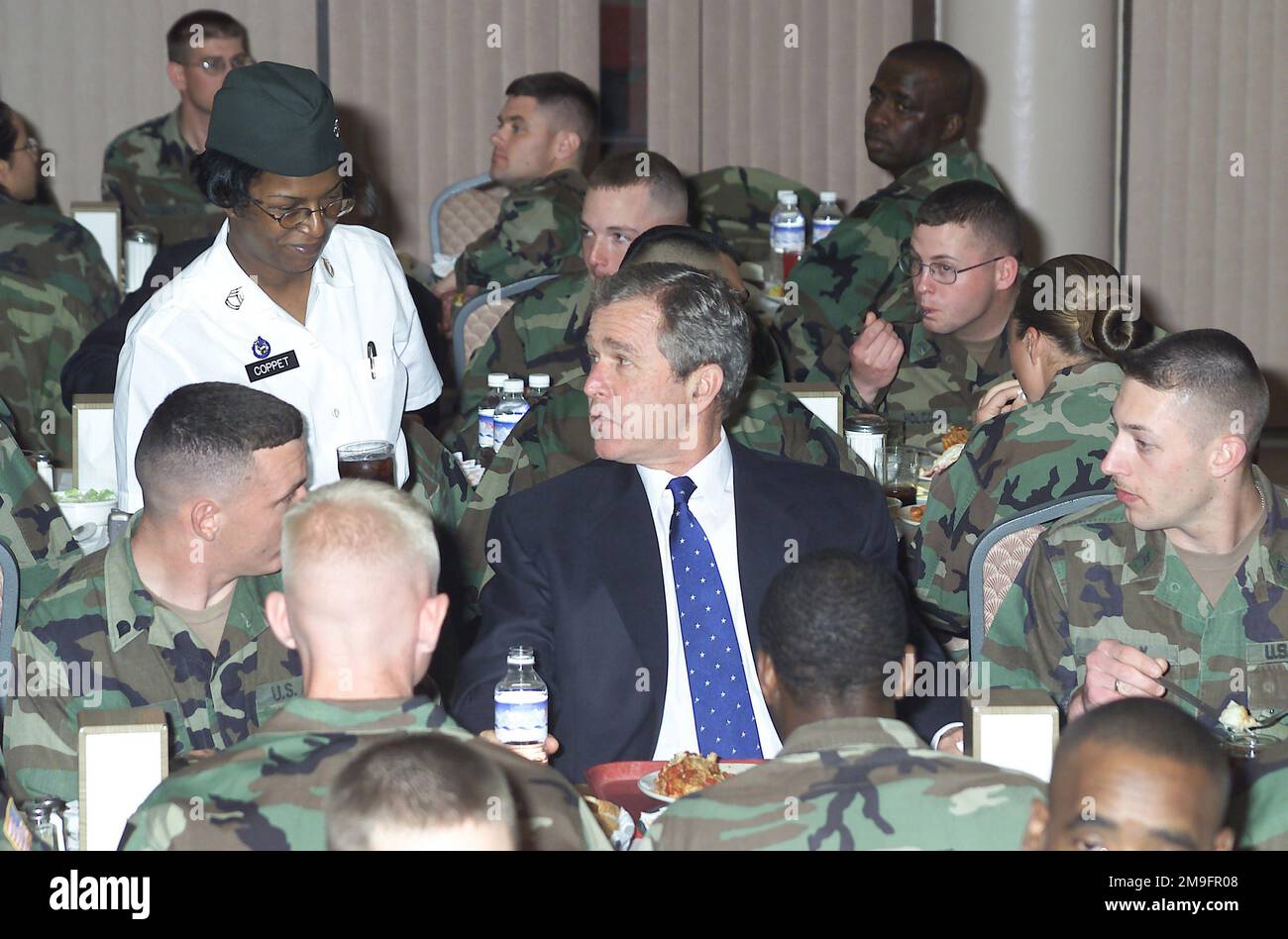 President Bush having lunch with members of Division Support Command ...