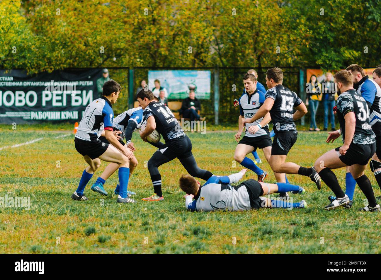 Rugby player tackling opponent hi-res stock photography and images - Alamy