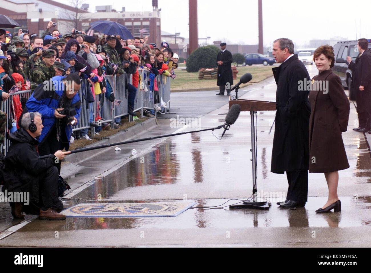 US President George W. Bush thanks the airman of Langley Air Force Base ...