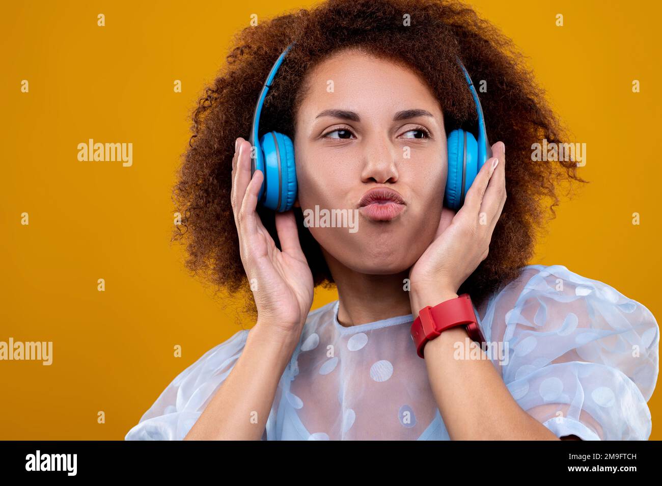 Appealing young woman looking hi-res stock photography and images - Alamy