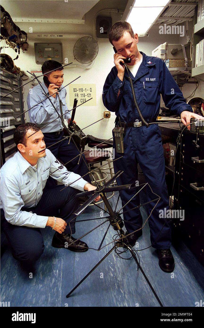 US Navy Electronics Technician Second Class Tomas Davilla, US Navy ...