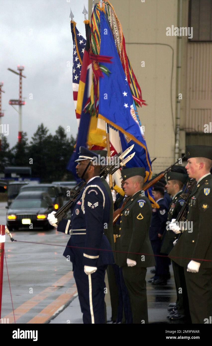 A Joint Service Honor Guard of US Army Soldiers and US Air Force AIRMAN ...