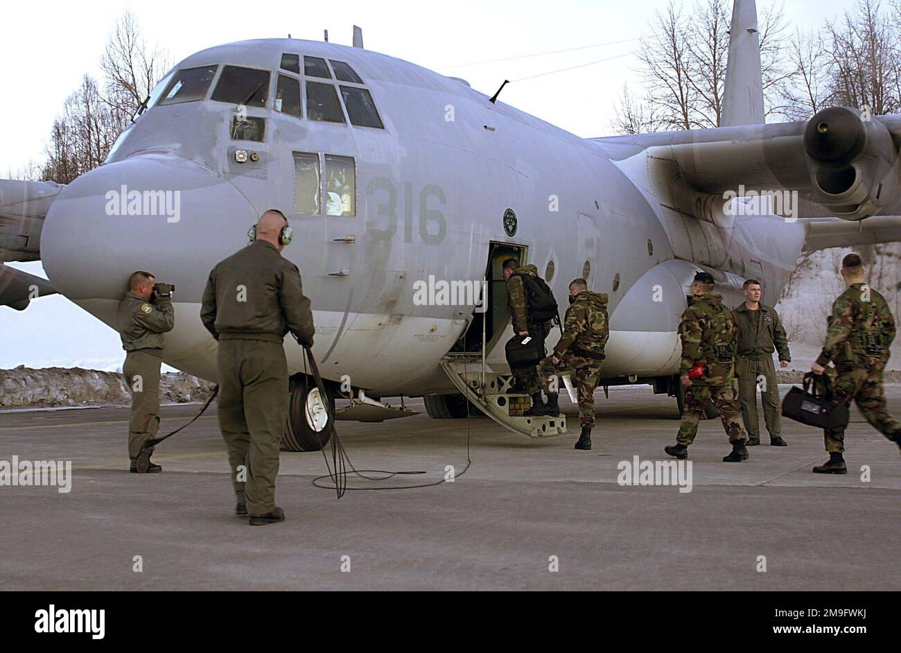 Members of Echo Company, Fourth Marine Reconnaissance Battalion ...