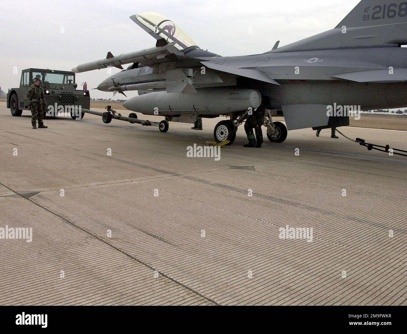 Crewchiefs from the 35th Fighter Squadron, 8th Fighter Wing, Kunsan Air ...