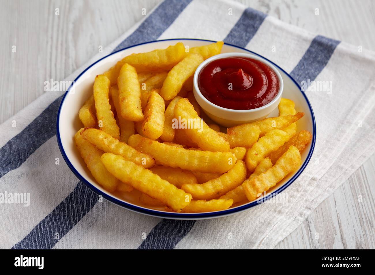 Golden crinkle cut fries hi-res stock photography and images - Alamy