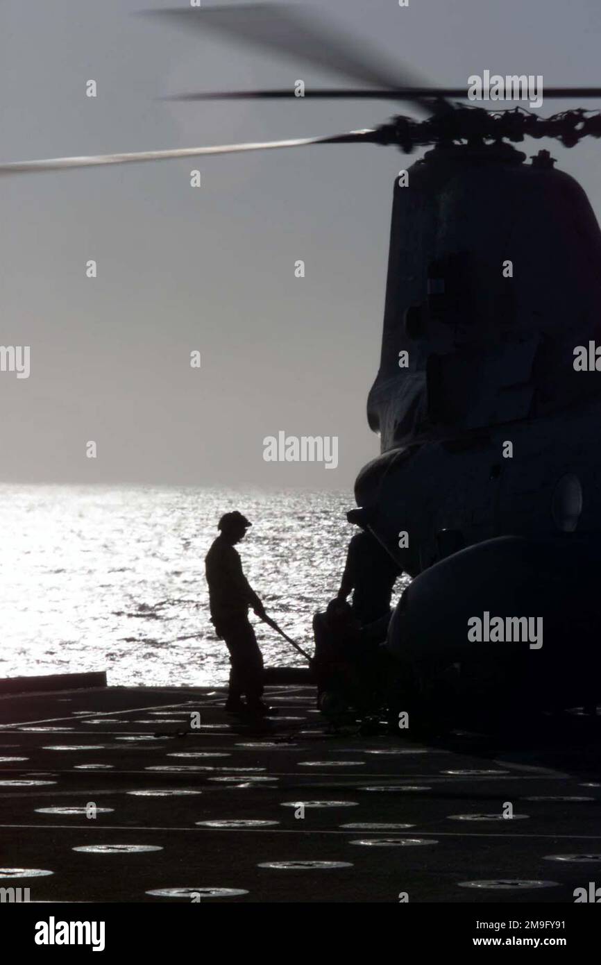 Flight Deck Crew onboard USS Anchorage (LSD-36) unloads ammunition from ...