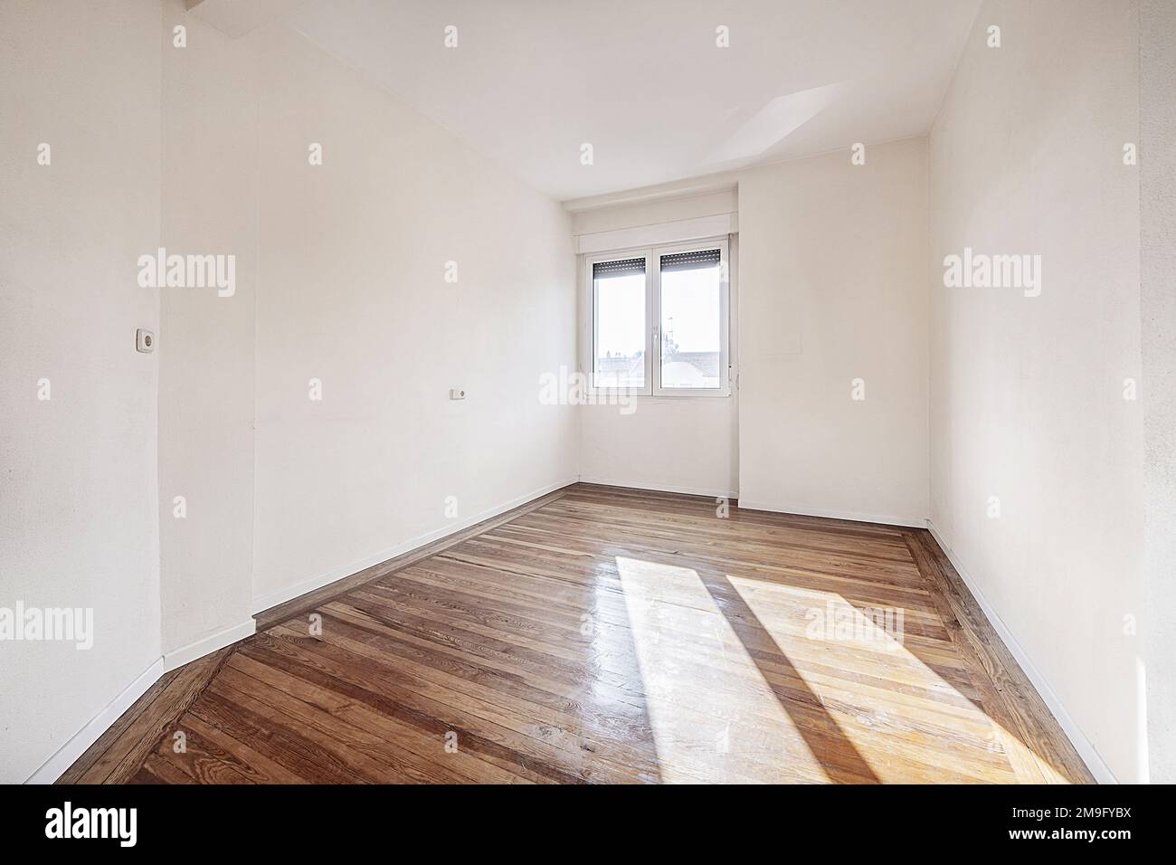 Vintage living room empty hi-res stock photography and images - Alamy