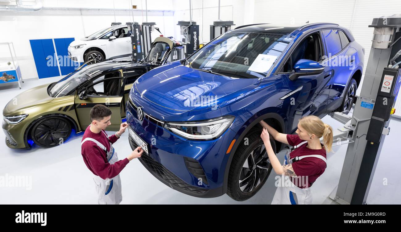 18 January 2023, Saxony, Zwickau: Trainee automotive mechatronics ...