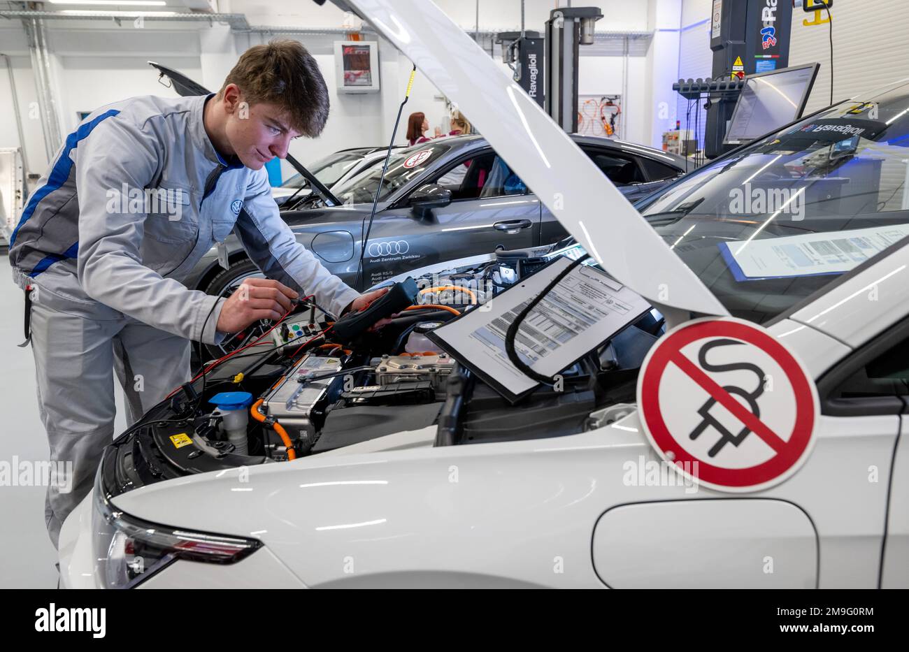 Digitalization in automotive hi-res stock photography and images - Alamy