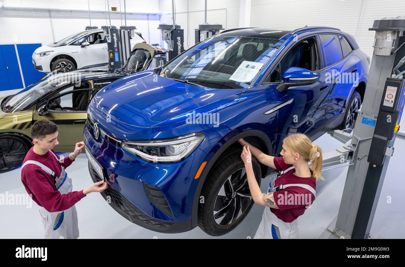 18 January 2023, Saxony, Zwickau: Trainee automotive mechatronics ...