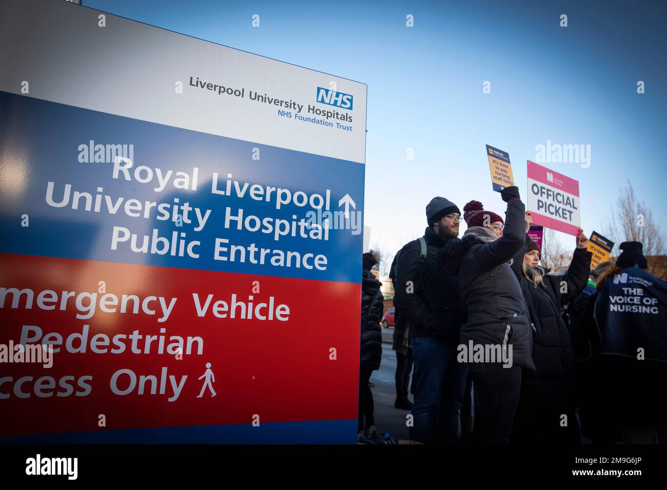 Nursing staff outside royal liverpool university hospital hi-res stock ...