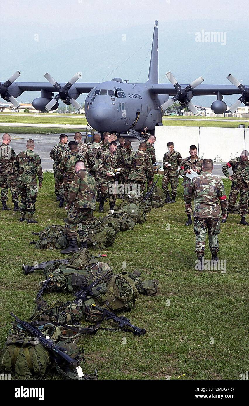 Paratroopers from the 173rd Airborne Brigade, Southern European Task ...