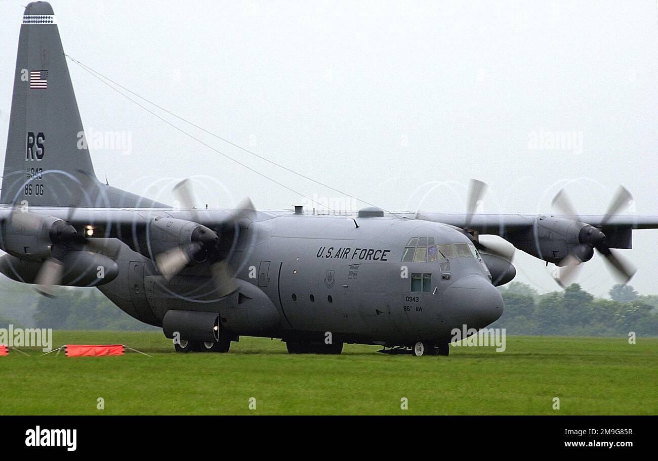 C 130 combat landing hi-res stock photography and images - Alamy