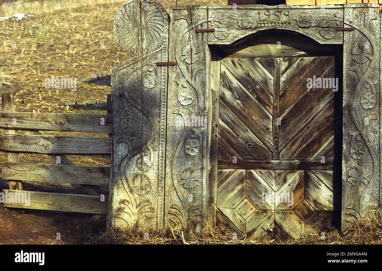 Carved wood gates hi-res stock photography and images - Alamy