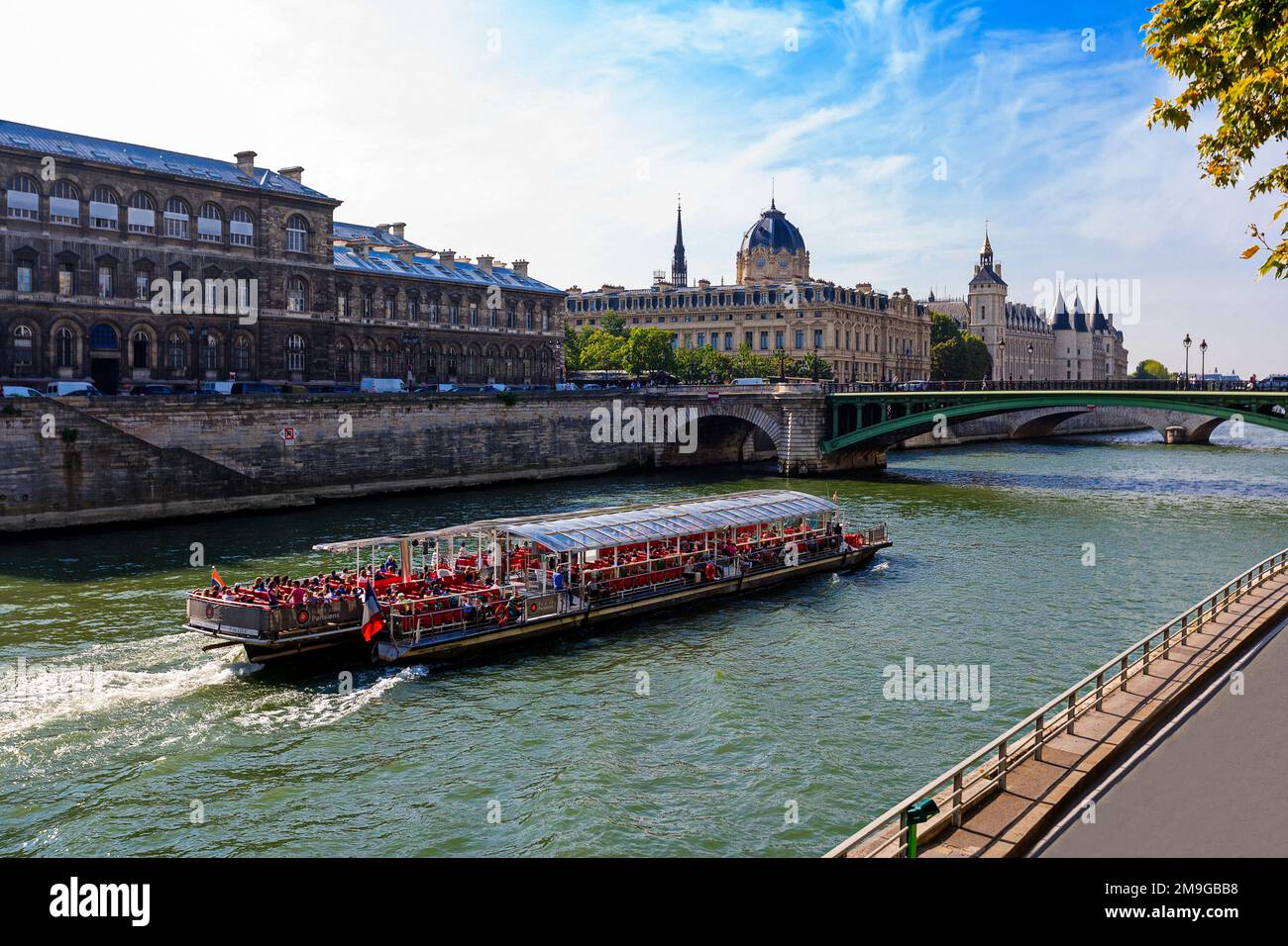 Tourboat seine river hi-res stock photography and images - Alamy