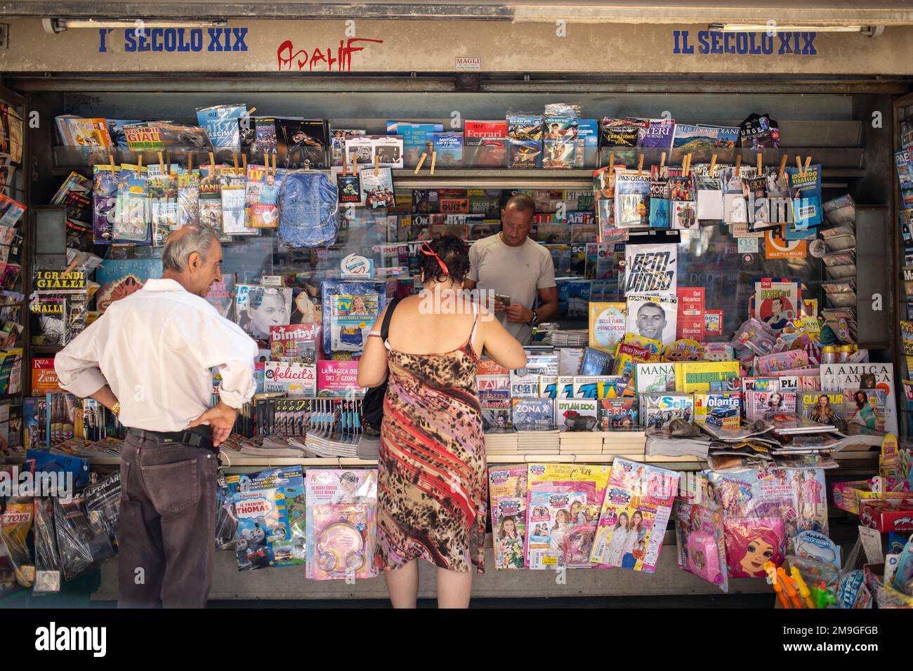 Newspaper stall hi-res stock photography and images - Alamy
