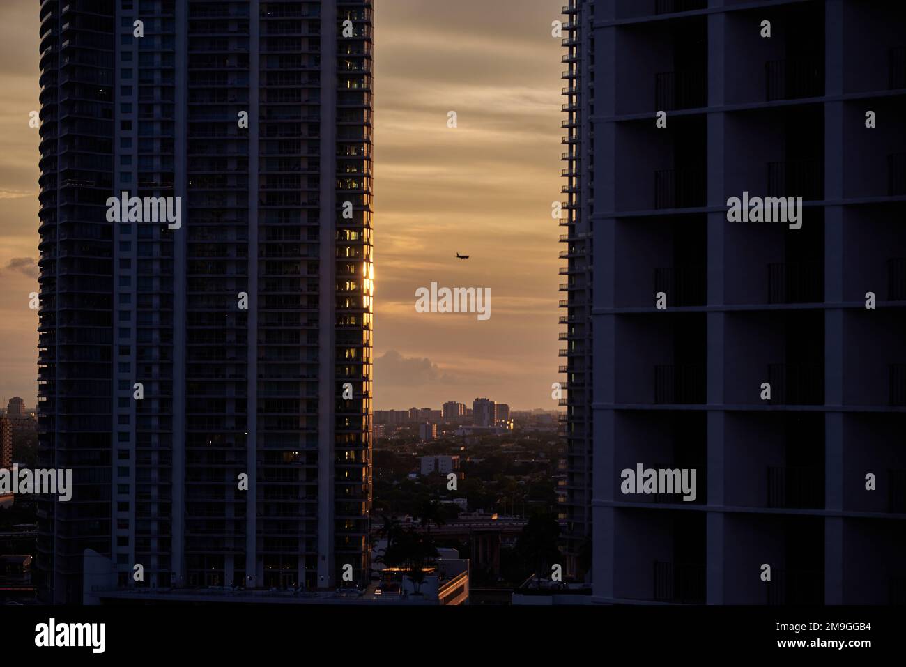 Airplane between buildings hi-res stock photography and images - Alamy