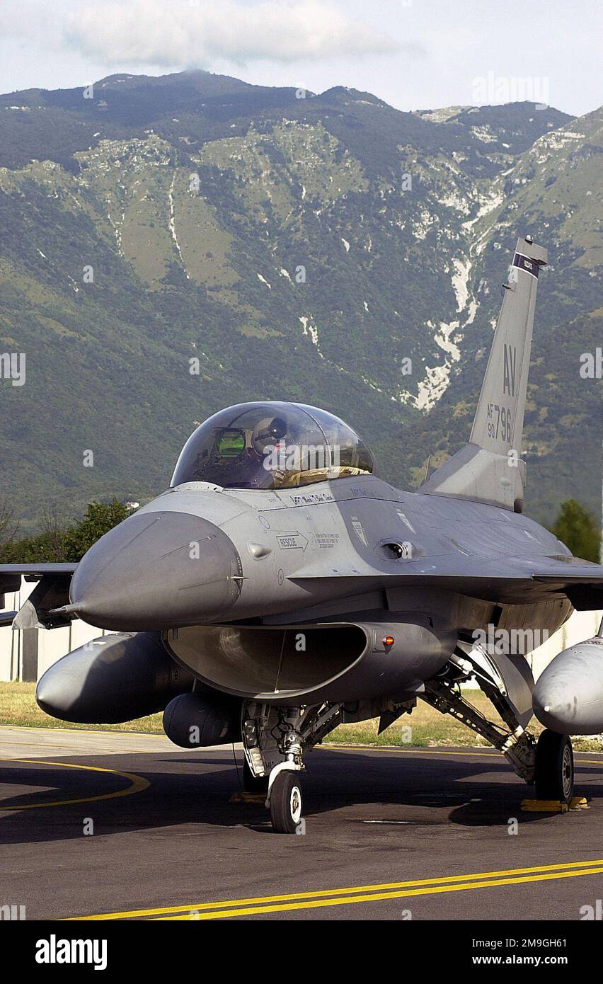 Wheel chocks hi-res stock photography and images - Alamy