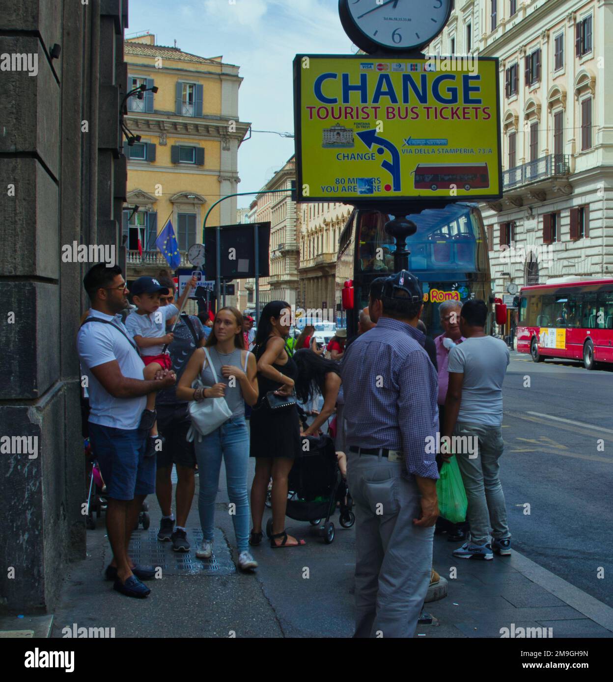 Queue bus italy hi-res stock photography and images - Alamy