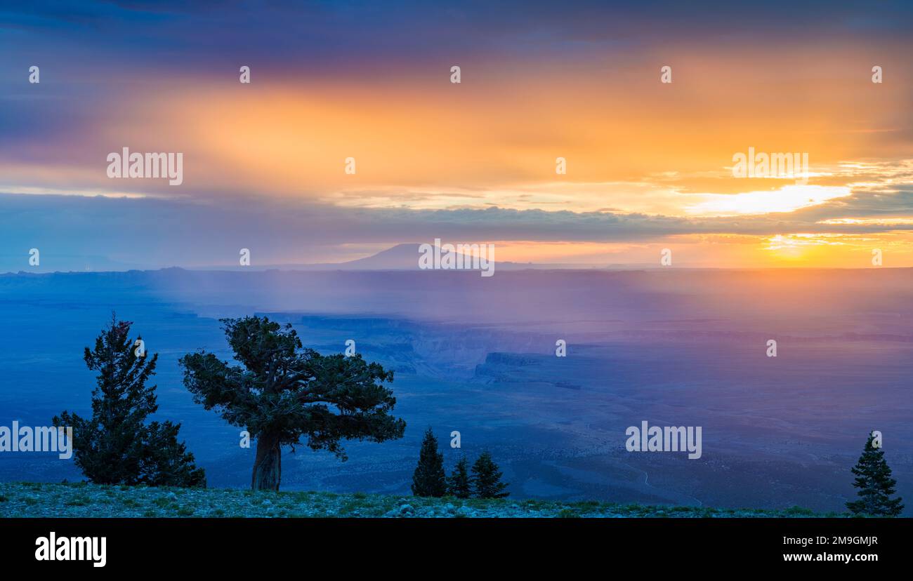 Marble Viewpoint, overlooking Saddle Mountain Wilderness with Marble ...