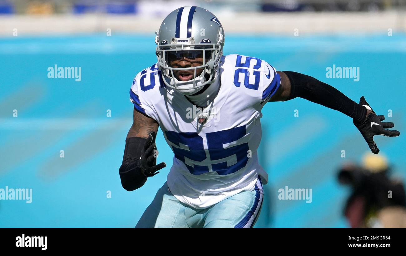 Dallas Cowboys' Nahshon Wright (25) runs a play during the first half ...