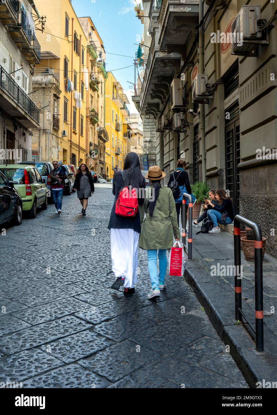 Tourists walking in rome hi-res stock photography and images - Alamy