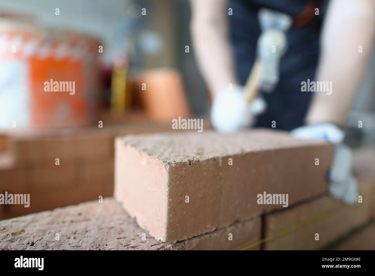 Bricklayer laying bricks hi-res stock photography and images - Alamy