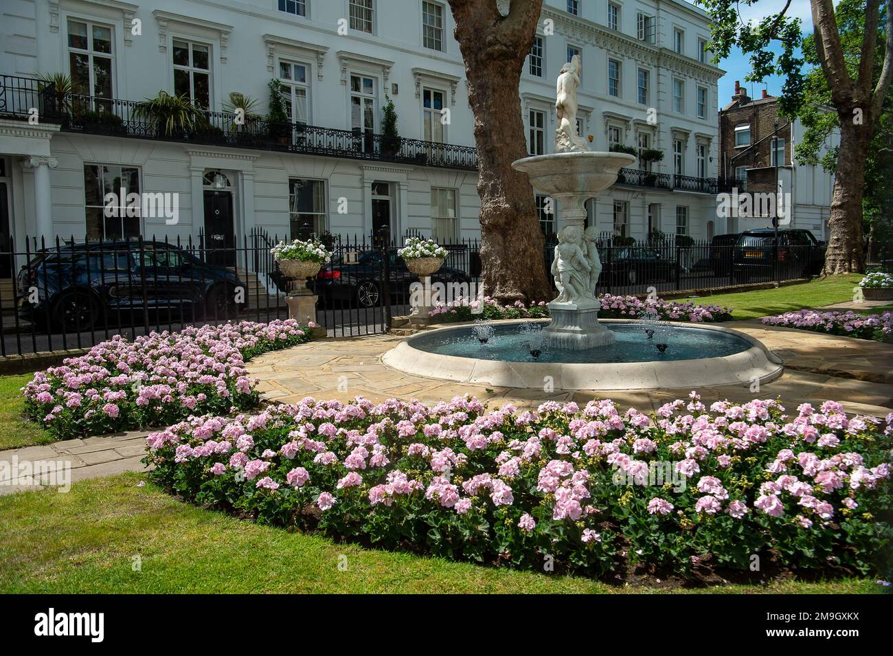 Chelsea, London, UK. 16th June, 2022. A pretty fountain outside ...