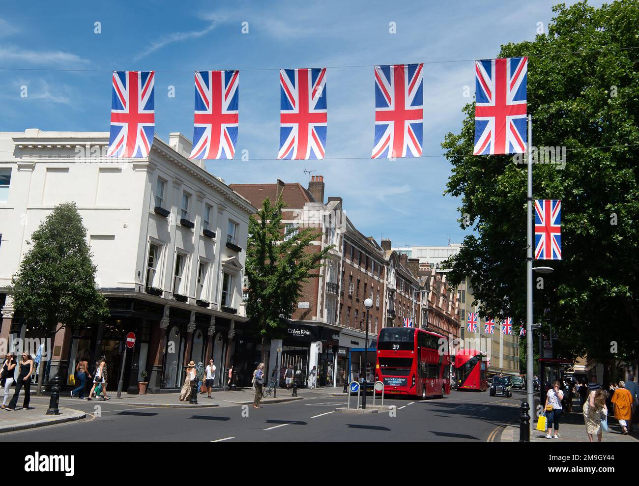 Chelsea, London, UK. 16th June, 2022. Shoppers in the King's Road in ...