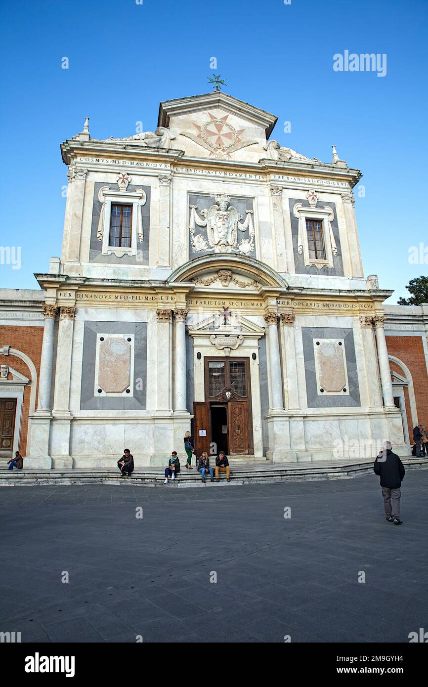 Fence around statue hi-res stock photography and images - Alamy
