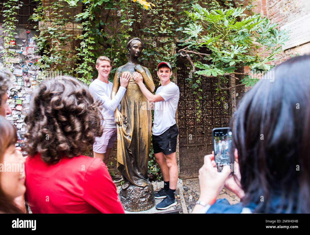 VERONA, ITALY - SEPTEMBER 26, 2019: Bronze Juliet Statue with peoples ...