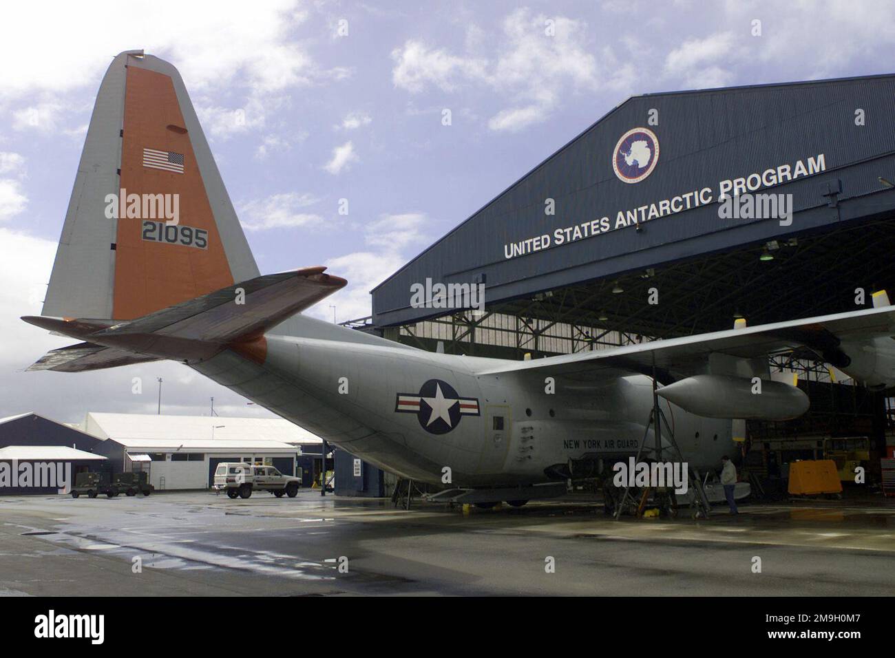 A Lockheed LC-130H from the 109th Airlift Squadron, New York Air ...