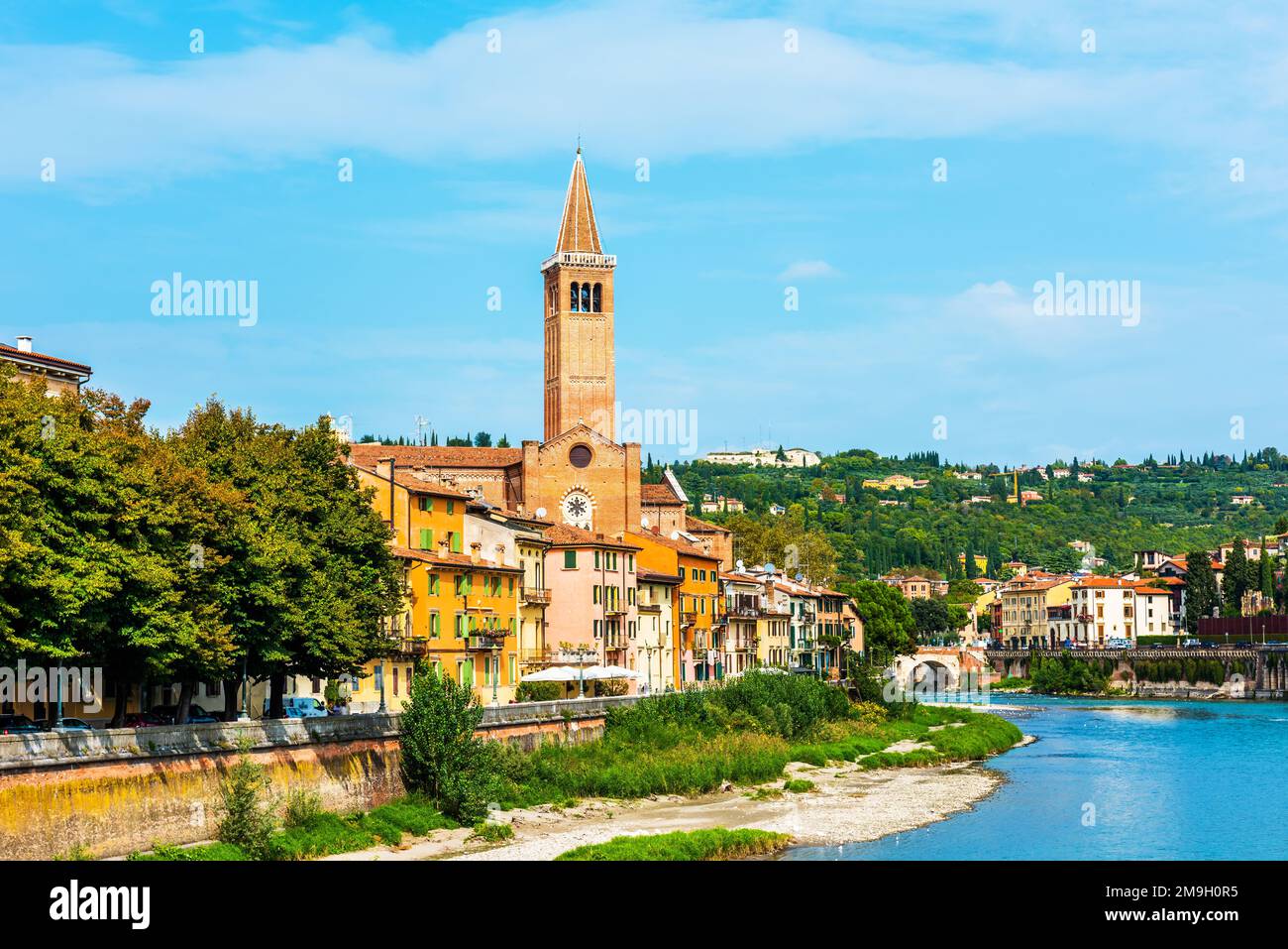 Verona city landscape. Beautiful Verona view with Pietra Bridge (Ponte ...