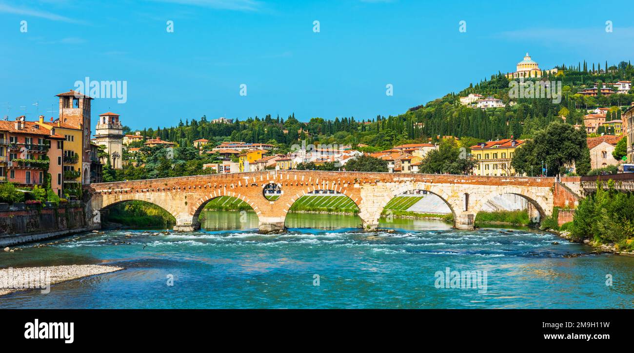 Verona city landscape. Beautiful Verona view with Pietra Bridge (Ponte ...
