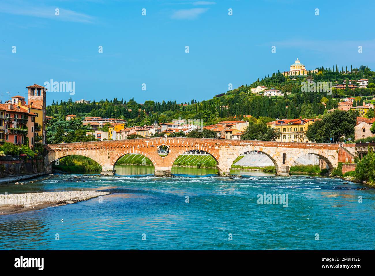 Verona city landscape. Beautiful Verona view with Pietra Bridge (Ponte ...