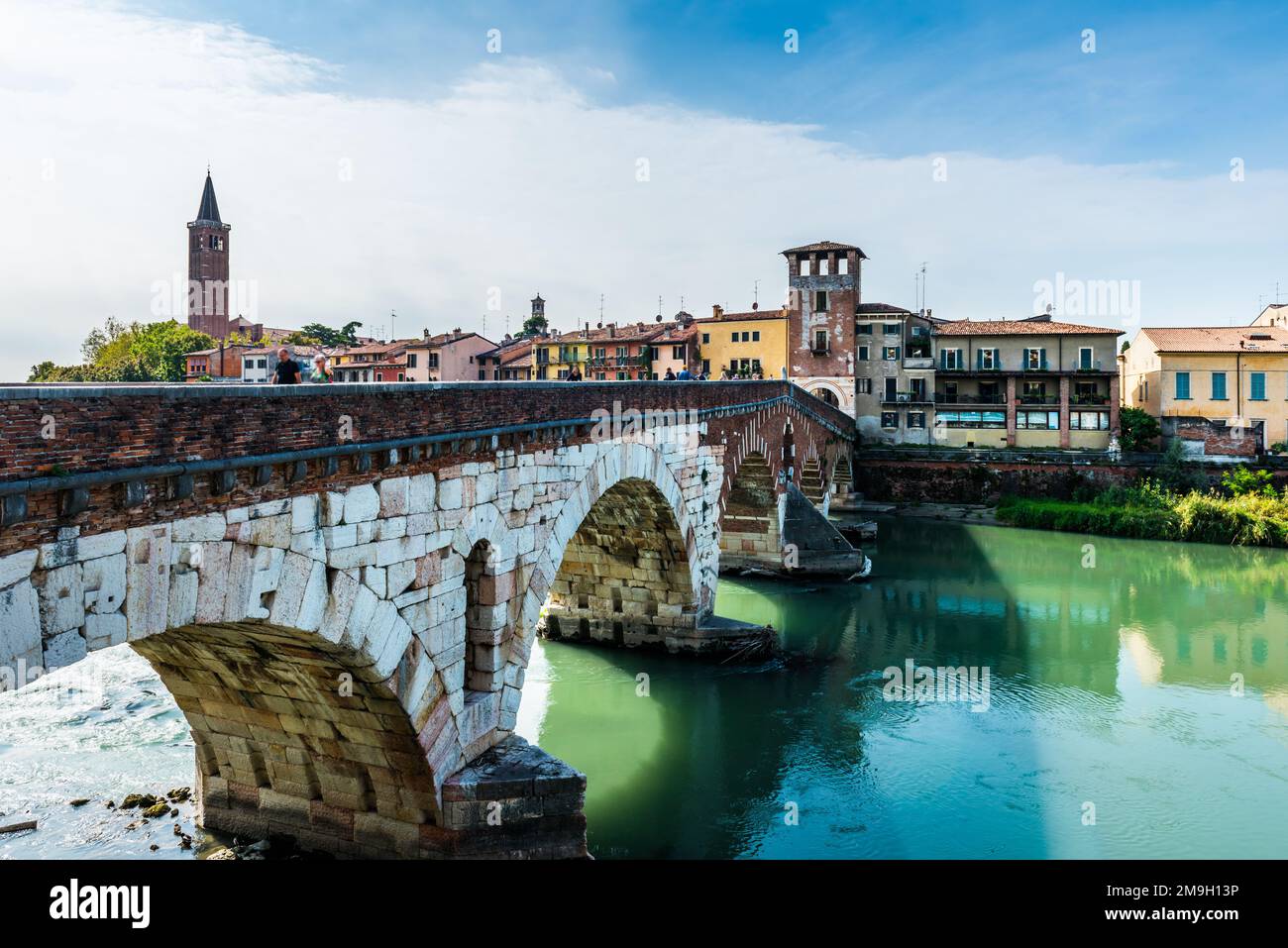 Verona city landscape. Beautiful Verona view with Pietra Bridge (Ponte ...