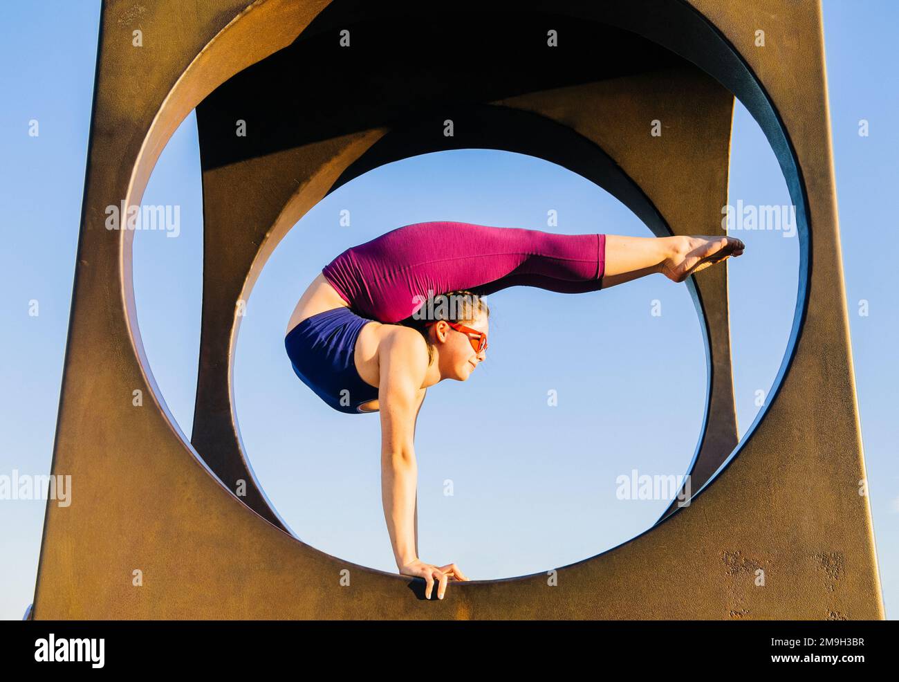 Contortionist hi-res stock photography and images - Alamy