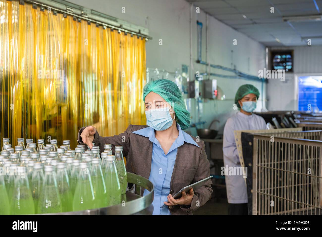 Quality control inspector hi-res stock photography and images - Alamy