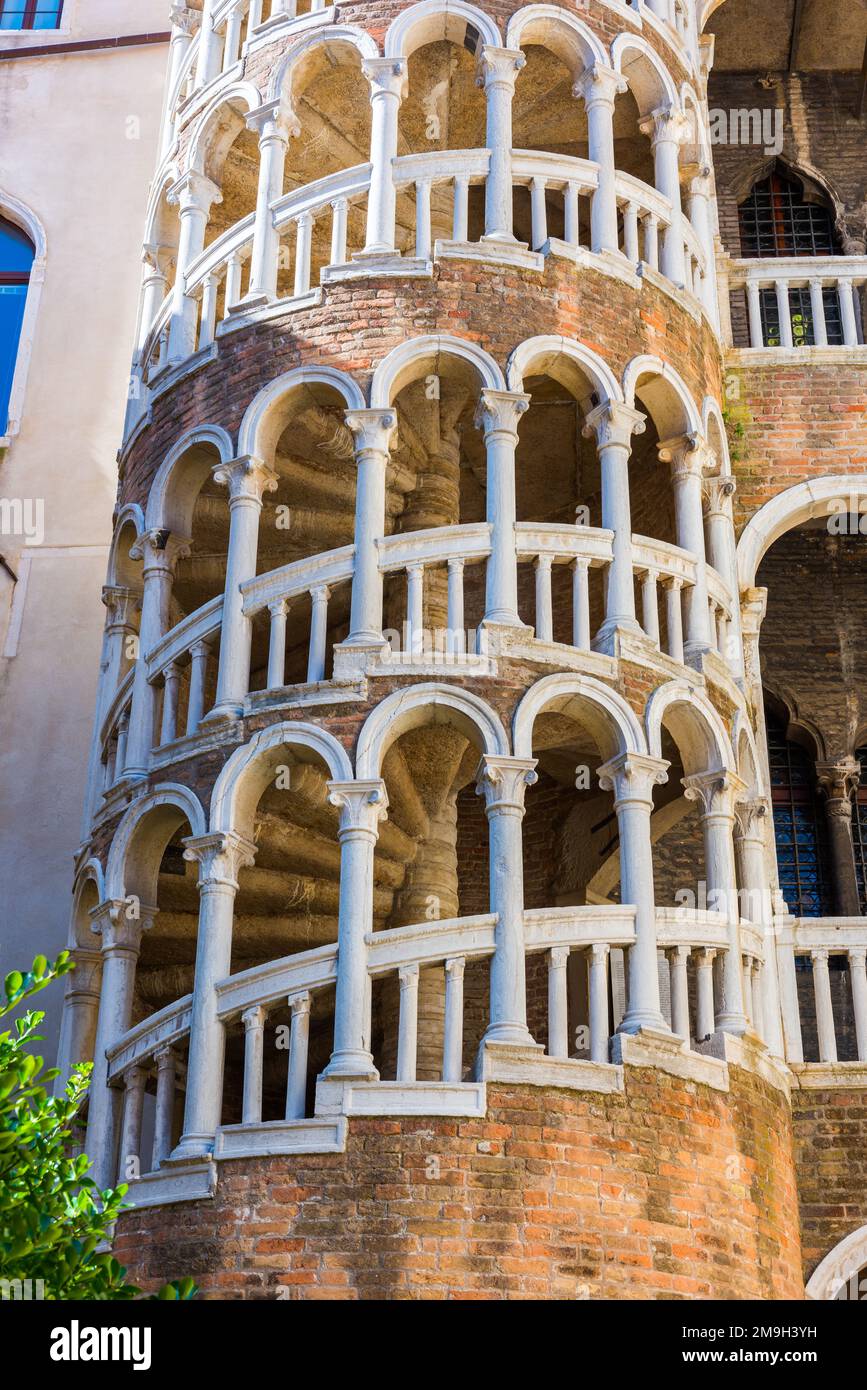 Scala Contarini del Bovolo (Palazzo Contarini del Bovolo) in Venice ...